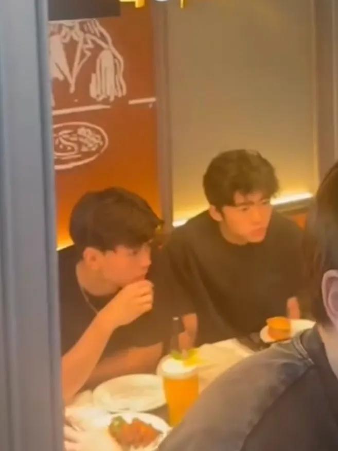 謝霆鋒帶倆兒子吃飯，Lucas和小Q滿臉崇拜看著爸爸，父子仨好溫馨-picelse.com - 趣聞圖說