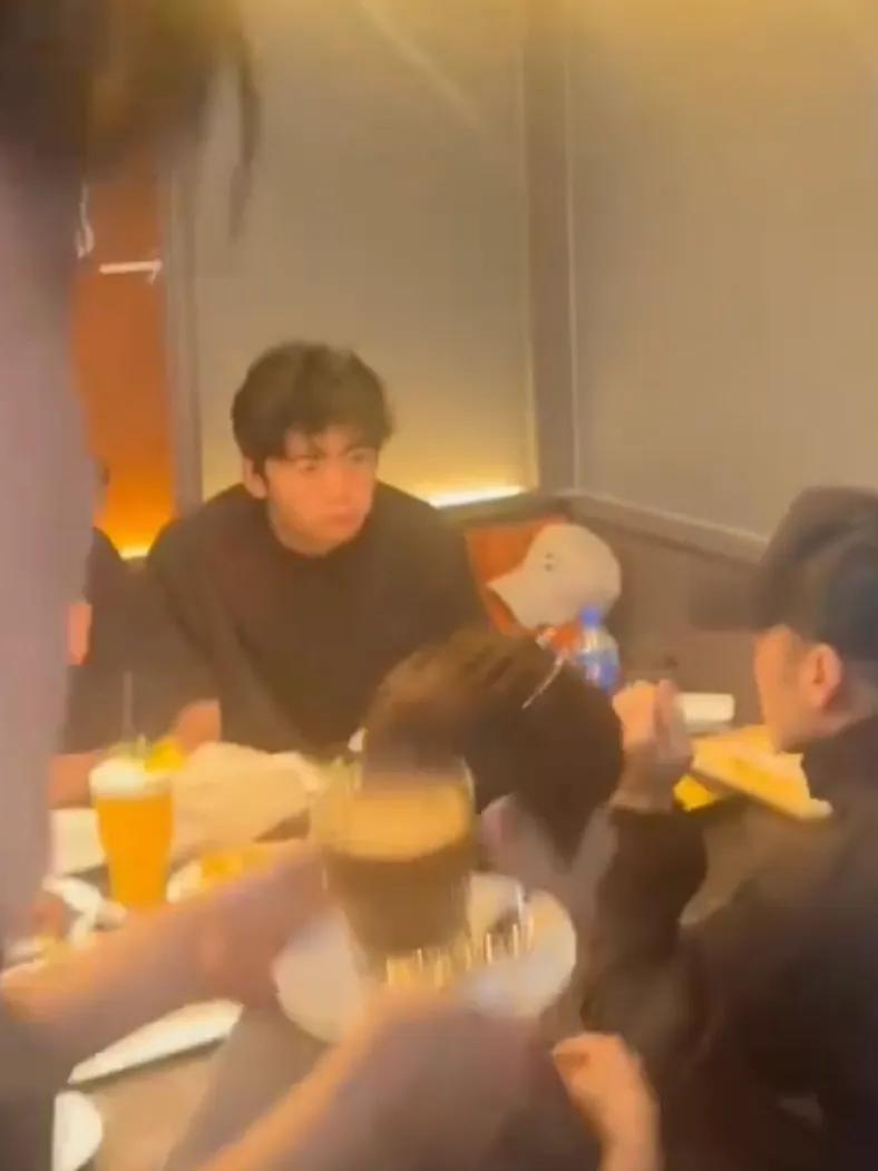 謝霆鋒帶倆兒子吃飯，Lucas和小Q滿臉崇拜看著爸爸，父子仨好溫馨-picelse.com - 趣聞圖說