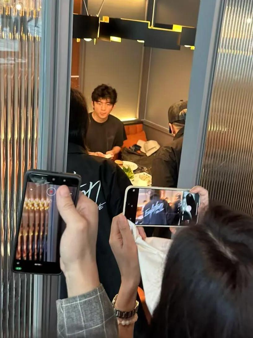 謝霆鋒帶倆兒子吃飯，Lucas和小Q滿臉崇拜看著爸爸，父子仨好溫馨-picelse.com - 趣聞圖說