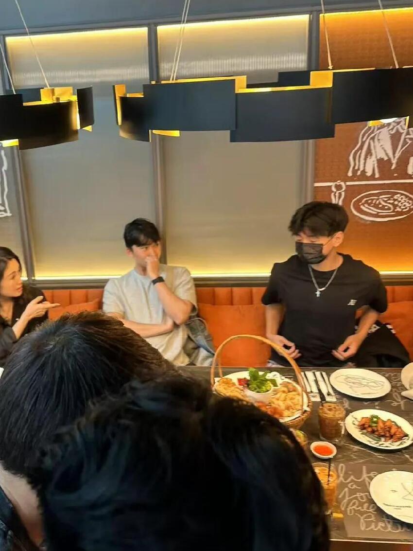 謝霆鋒帶倆兒子吃飯，Lucas和小Q滿臉崇拜看著爸爸，父子仨好溫馨-picelse.com - 趣聞圖說