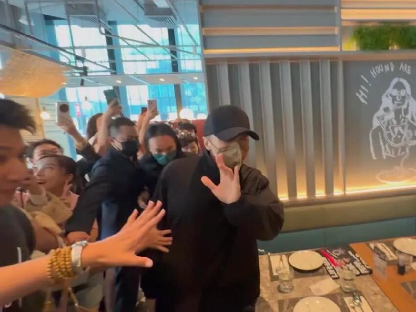 謝霆鋒帶倆兒子吃飯，Lucas和小Q滿臉崇拜看著爸爸，父子仨好溫馨-picelse.com - 趣聞圖說