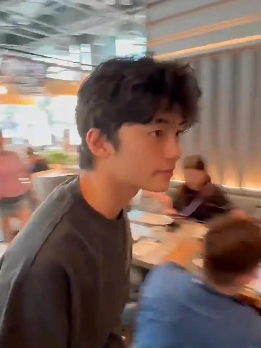 謝霆鋒帶倆兒子吃飯，Lucas和小Q滿臉崇拜看著爸爸，父子仨好溫馨-picelse.com - 趣聞圖說