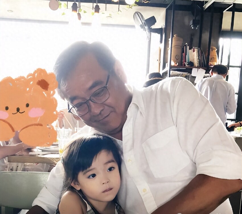 爾冬陞9歲女兒近照流出，眼睛漂亮得像混血，丁克半生卻成女兒奴-picelse.com - 趣聞圖說